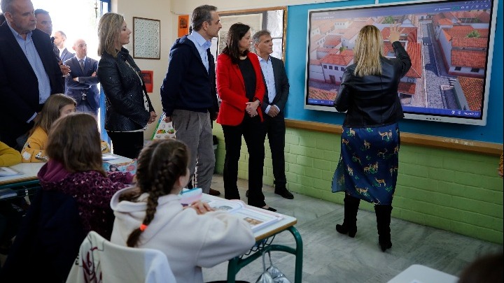Στο 7ο Δημοτικό Σχολείο Αγ. Αναργύρων ο Μητσοτάκης – Τα νέα των 13 ...